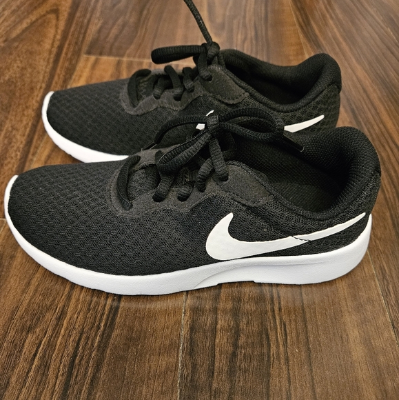 Nike | Shoes | Nike Black And White Sneakers With Mesh Upper | Poshmark